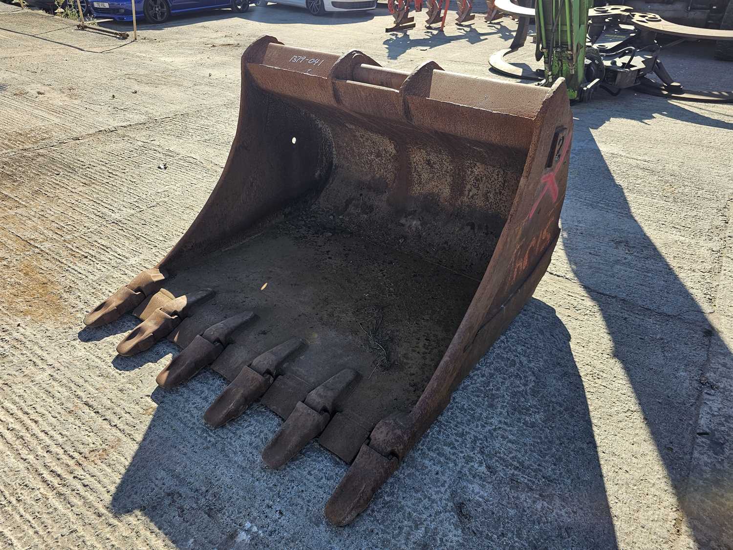 Lot 1096 - 60" Scoop Bucket 80mm Pin to suit 20 Ton