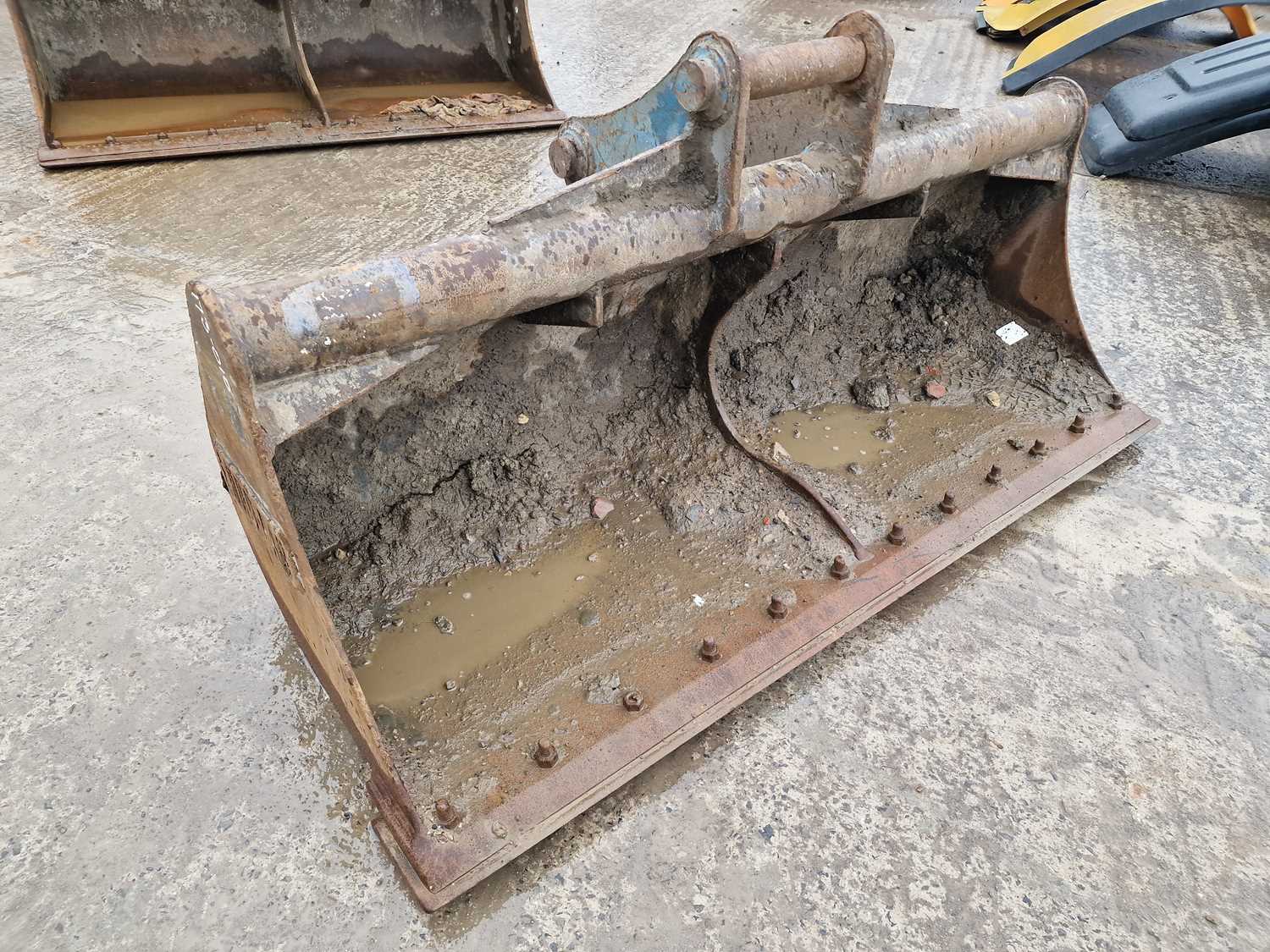 Lot 355 - Euro-Fab 70" Grading Bucket 65mm Pin to suit