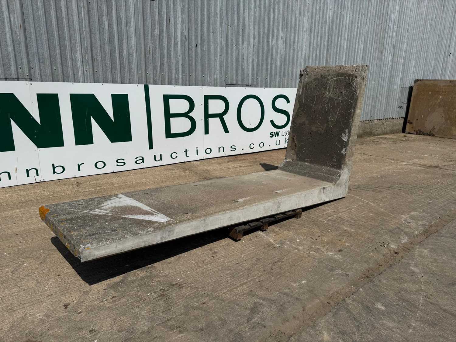 Concrete Free Standing L Shaped Panel (1 Of)