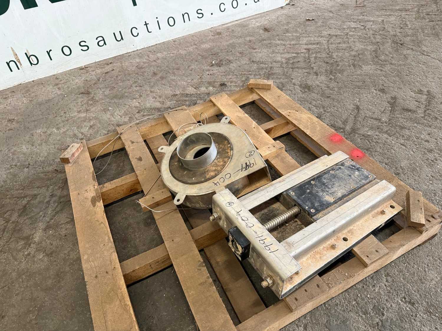 Lot 370 - Galvanised Sluice Gate Valves