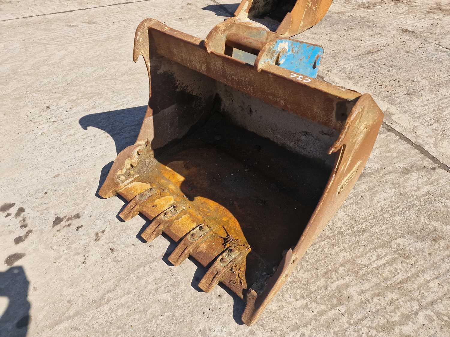 Whites 36" Scoop Bucket 50mm Pin to suit 6-8 Ton