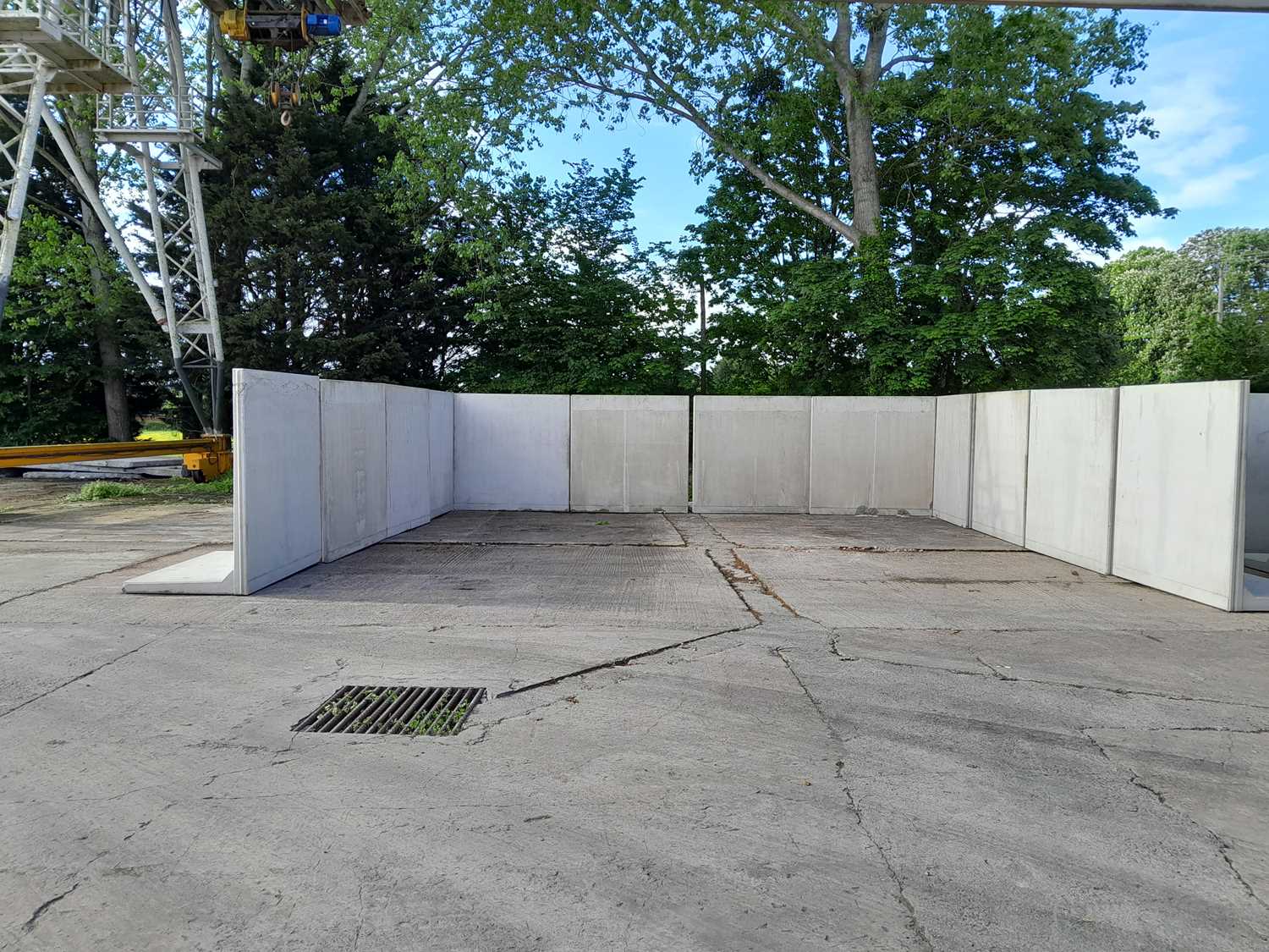 200cm x 200cm x 115cm Concrete L Shape Wall, 1.6 Ton