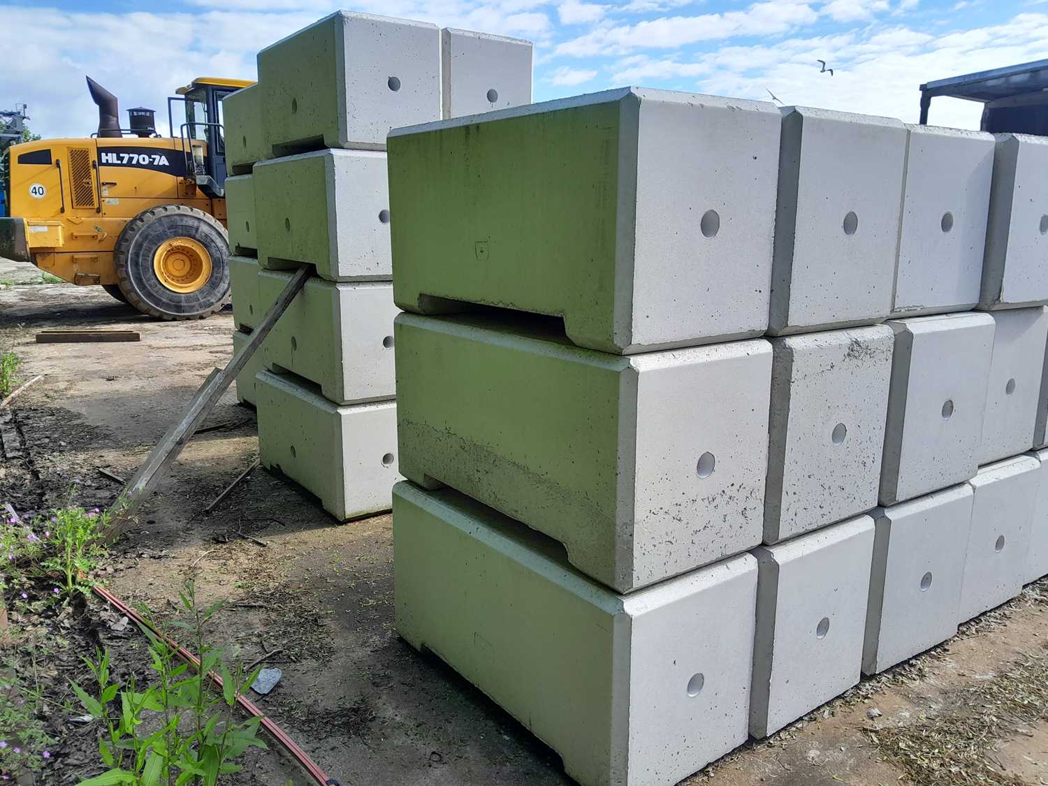 Lot 635 - 120cm x 60cm x 50cm Concrete Marque Ballast