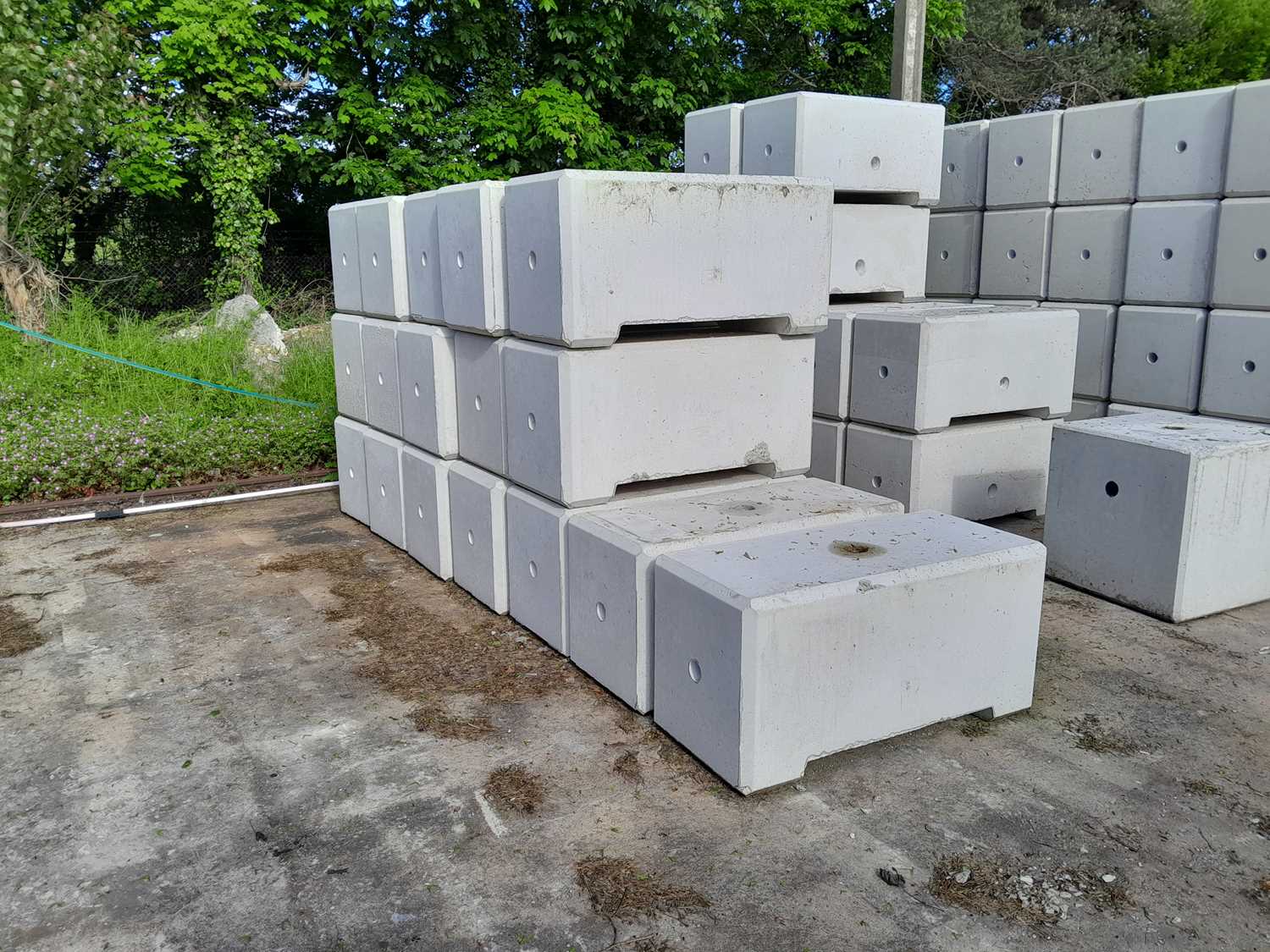 Lot 635 - 120cm x 60cm x 50cm Concrete Marque Ballast