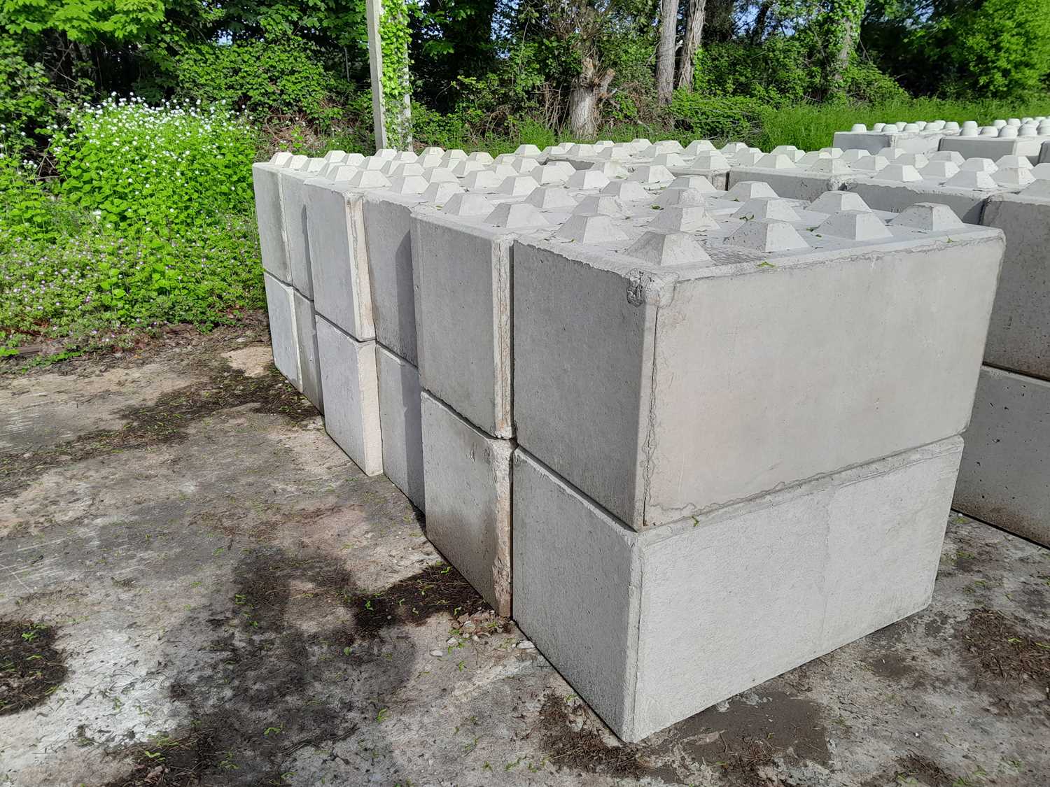 Lot 941 - 120cm x 60cm x 60cm Concrete Lego Blocks