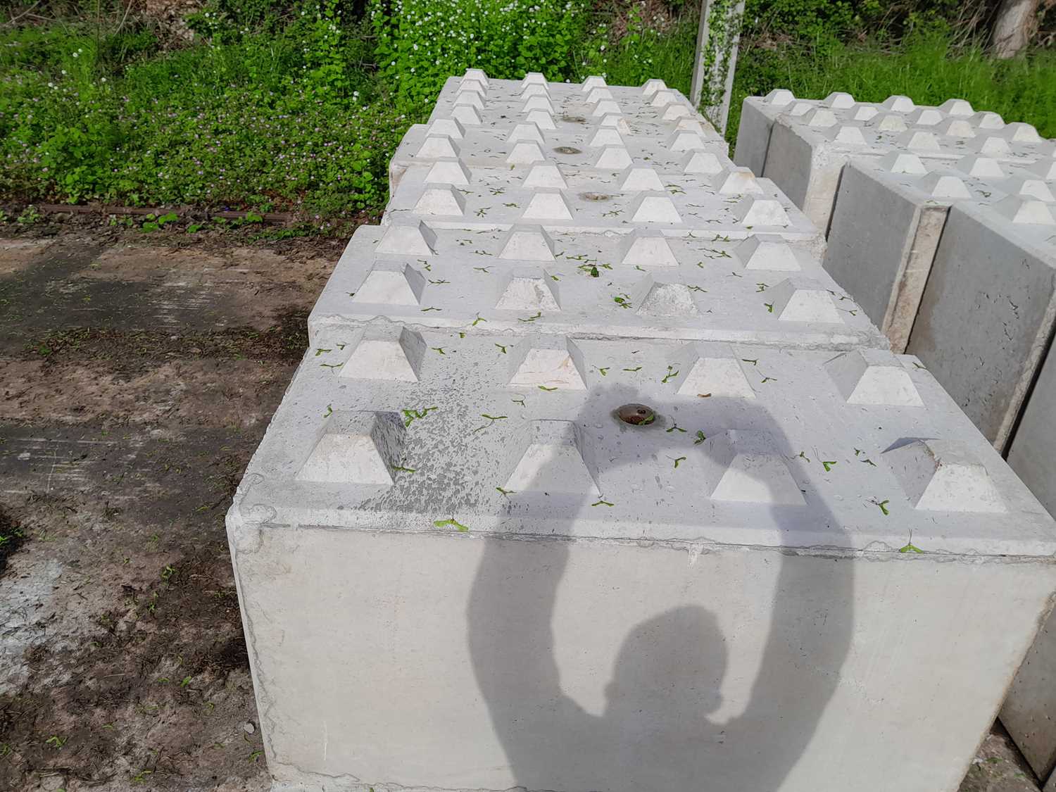 Lot 943 - 120cm x 60cm x 60cm Concrete Lego Blocks