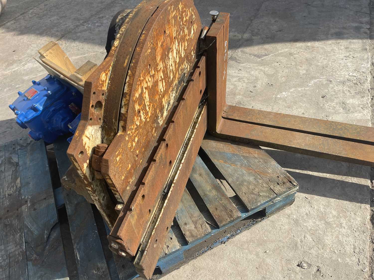 Lot 632 - Hydraulic Rotating Fork Carriage & Forks to
