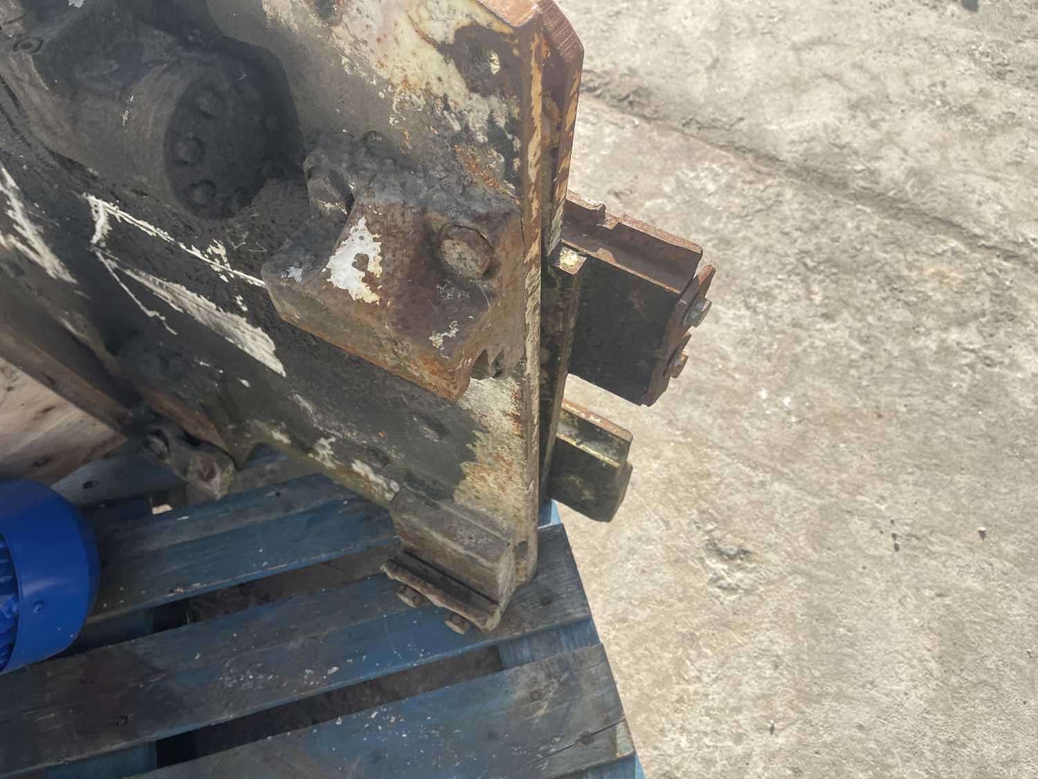 Lot 632 - Hydraulic Rotating Fork Carriage & Forks to