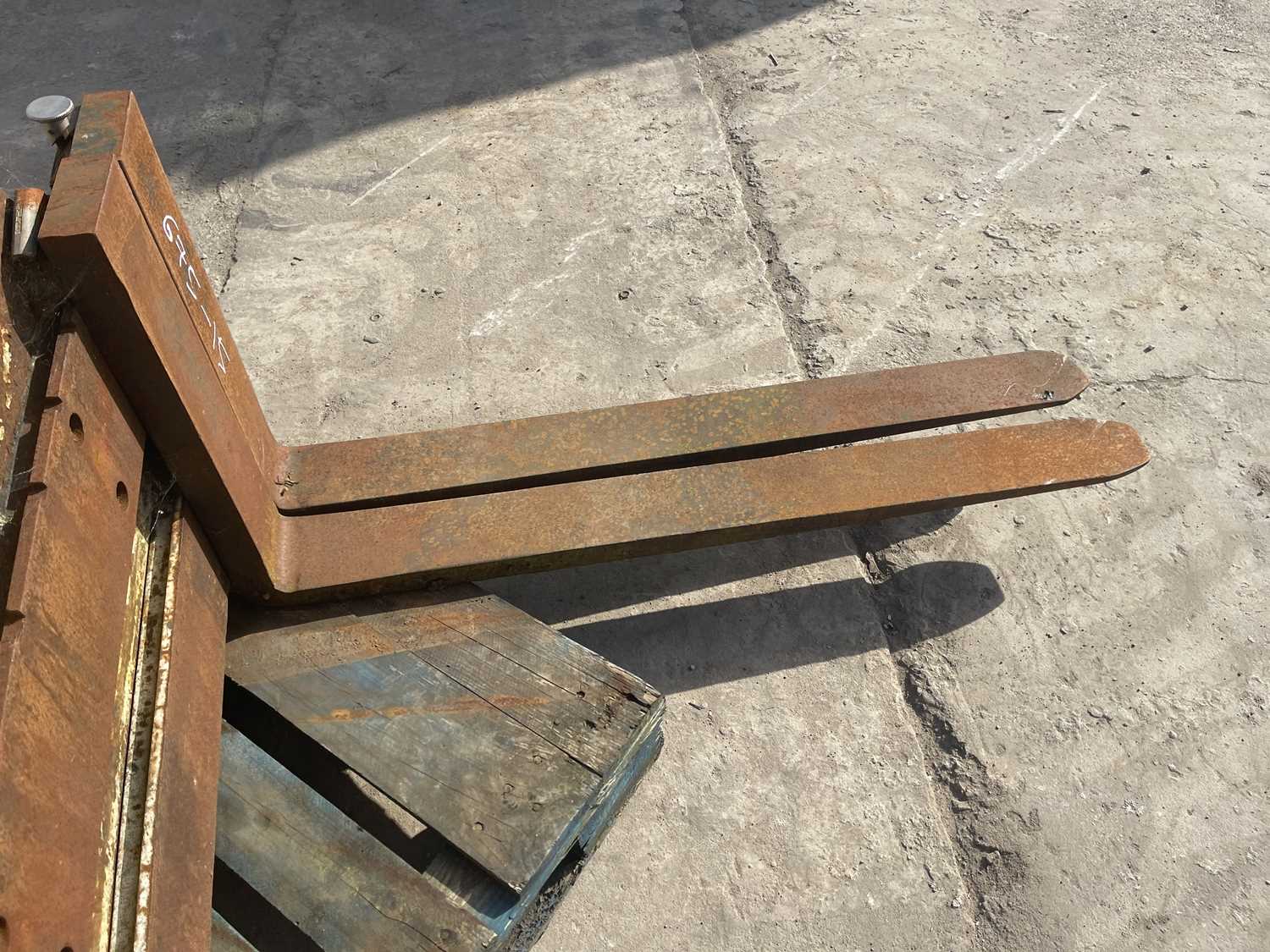 Lot 632 Hydraulic Rotating Fork Carriage And Forks To
