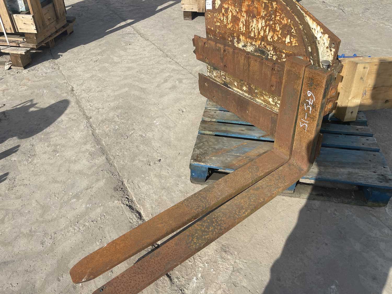 Lot 632 Hydraulic Rotating Fork Carriage And Forks To