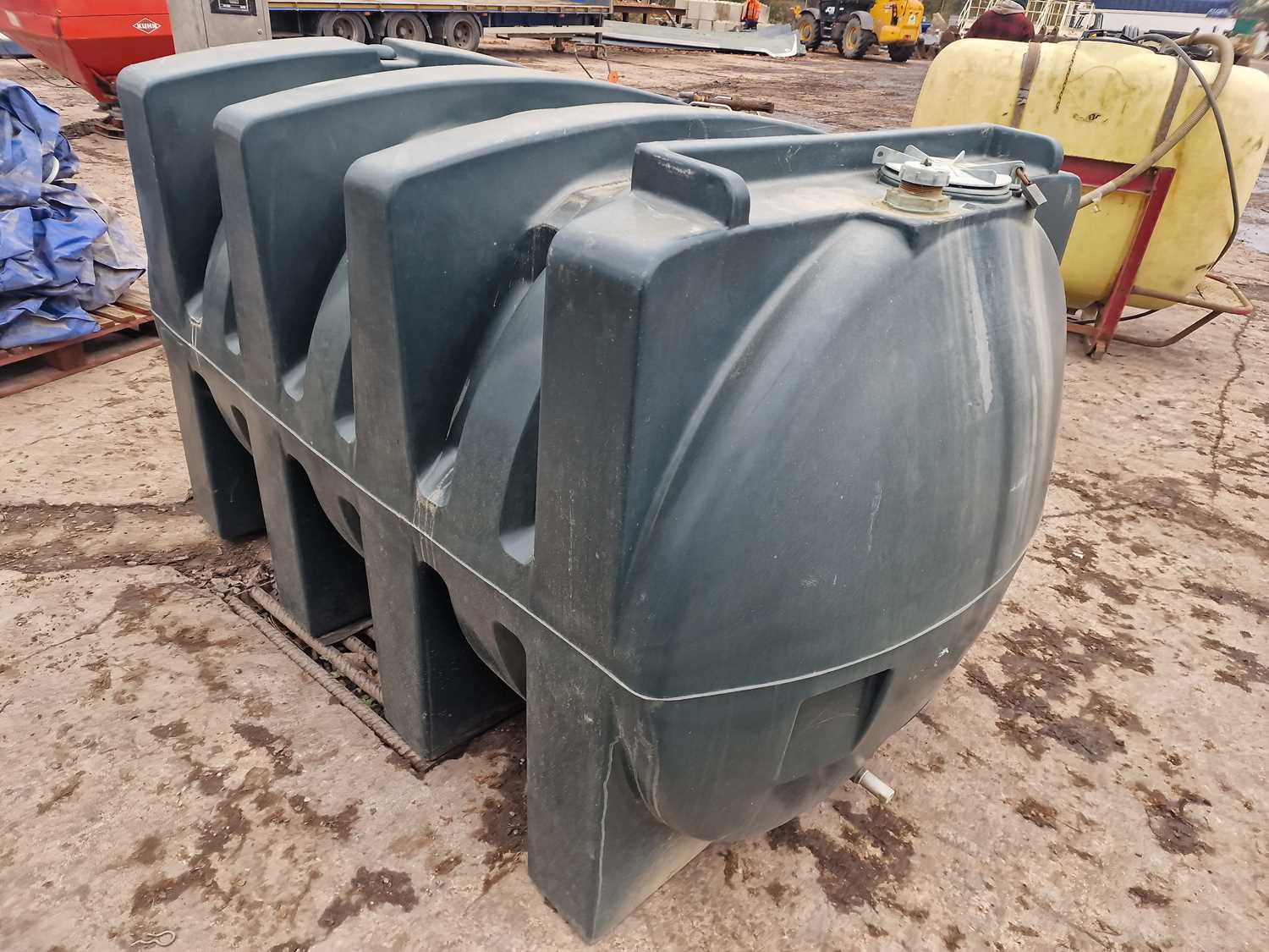 Lot 300 - 1000 Litre Plastic Tank