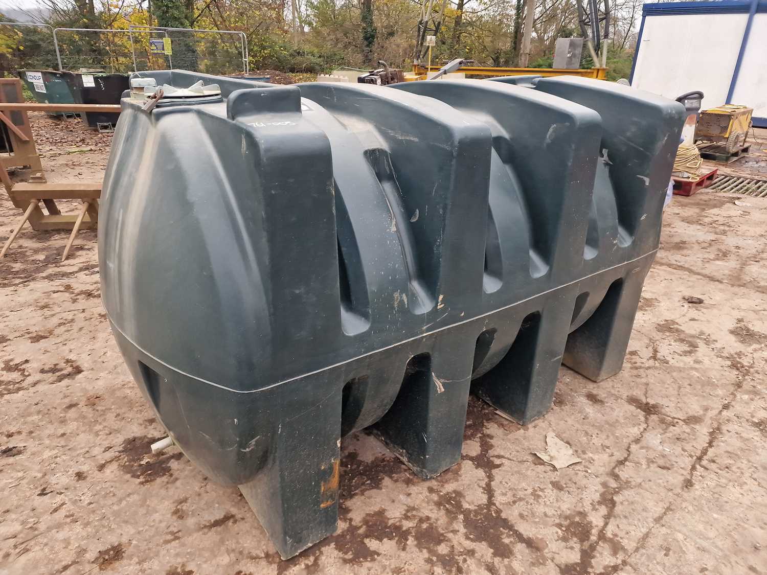 Lot 300 - 1000 Litre Plastic Tank