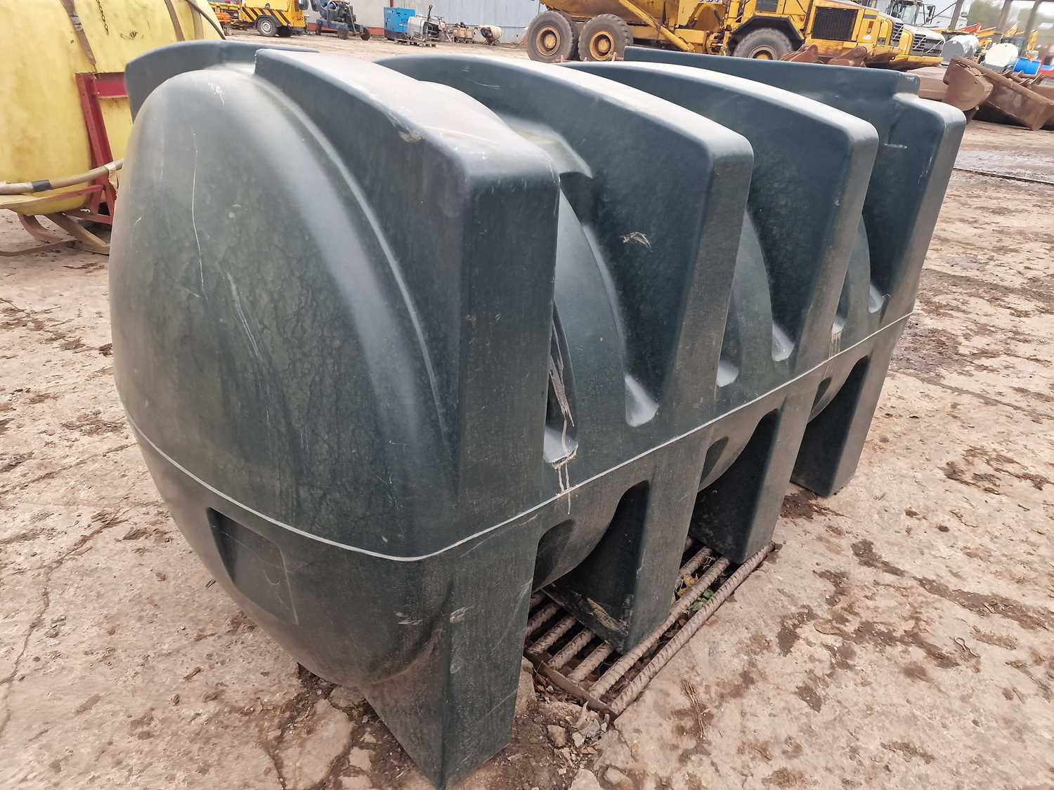 Lot 300 - 1000 Litre Plastic Tank