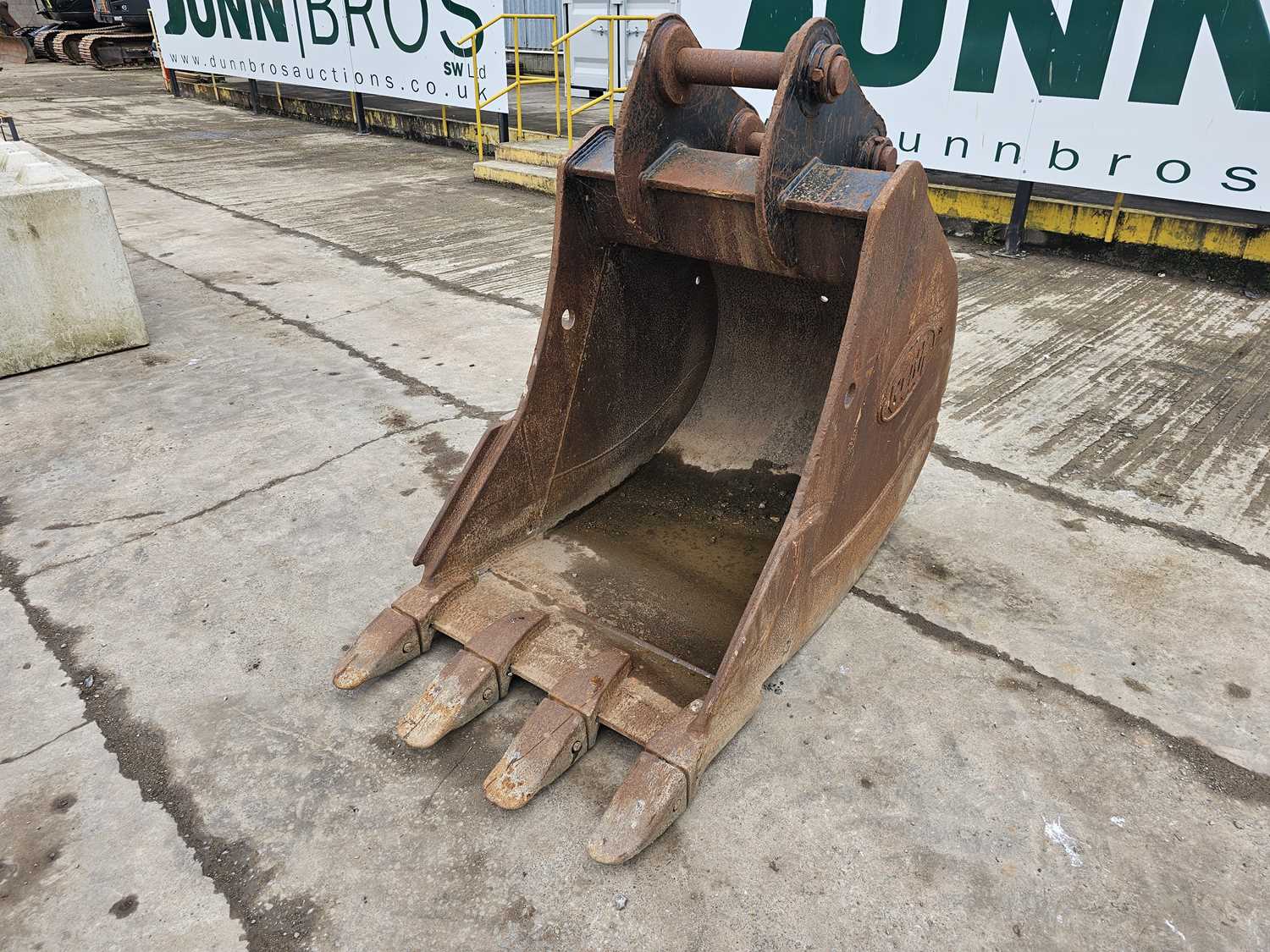 Lot 963 - Geith 36" Digging Bucket 80mm Pin to suit 20