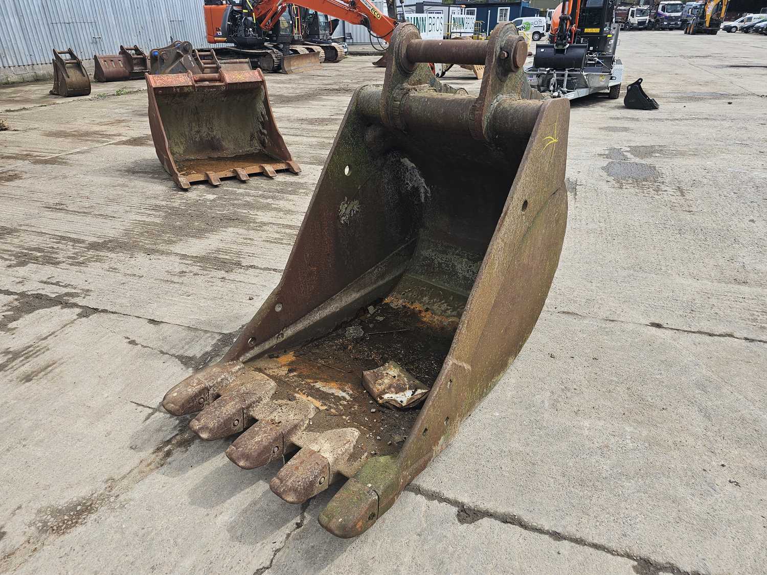 Lot 956 - 40" Grading Bucket 90mm Pin to suit 30 Ton