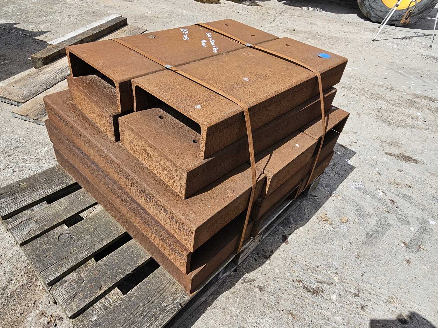 Lot 384 - 300mm x 100mm x 800mm x 16mm Steel Channel