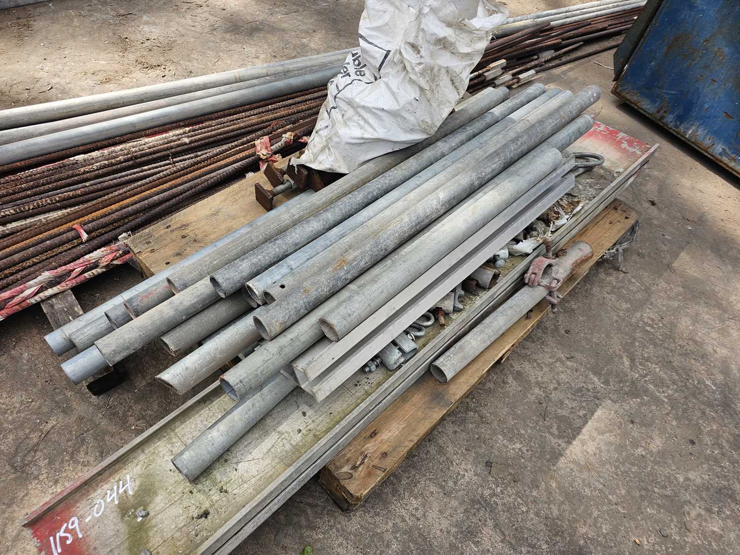 Lot 678 - Selection of Re-Bar and Short Scaffolding