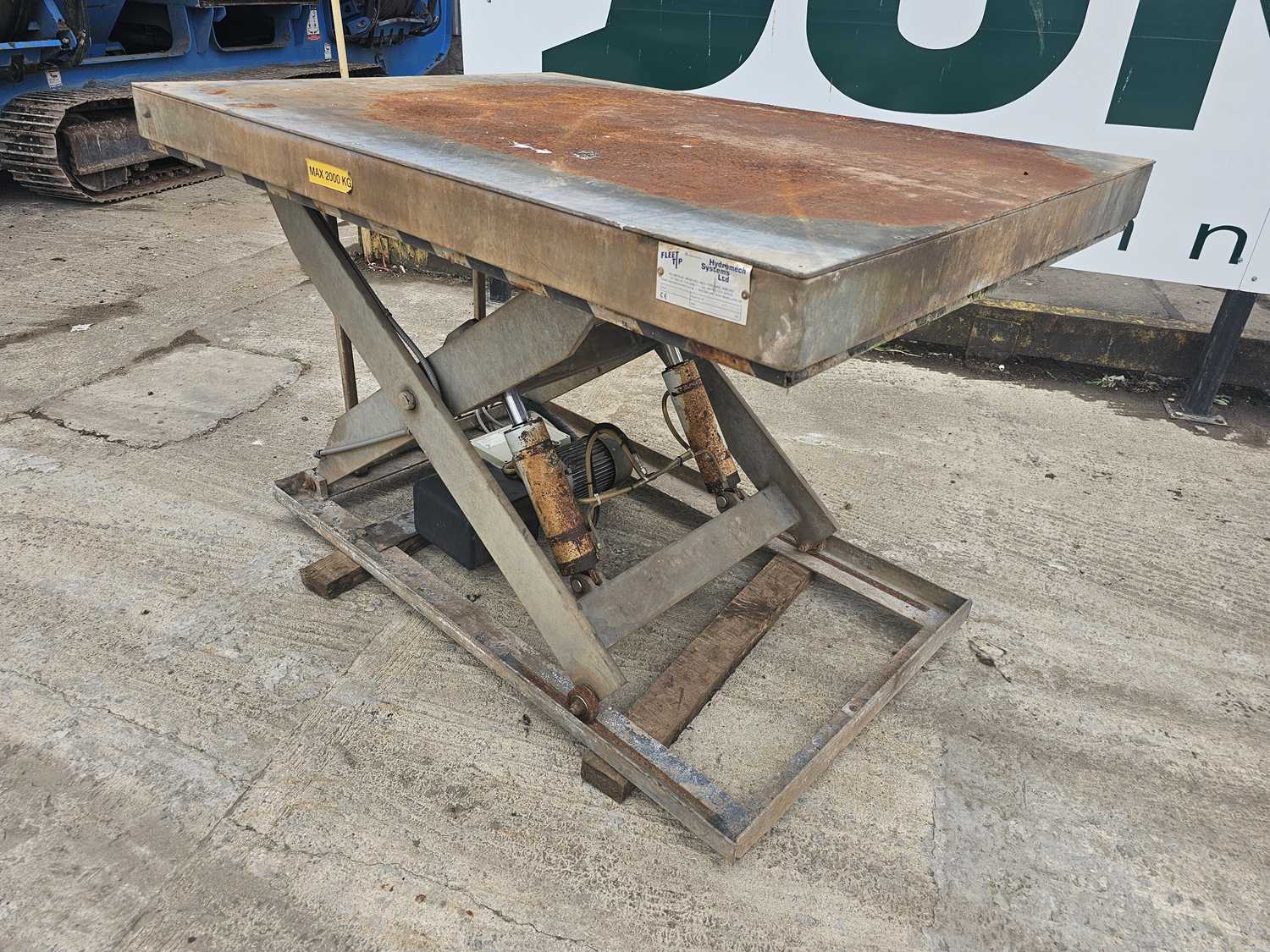 Lot 609 - Fleet Tip Hydraulic Lifting 2 Ton Work Bench