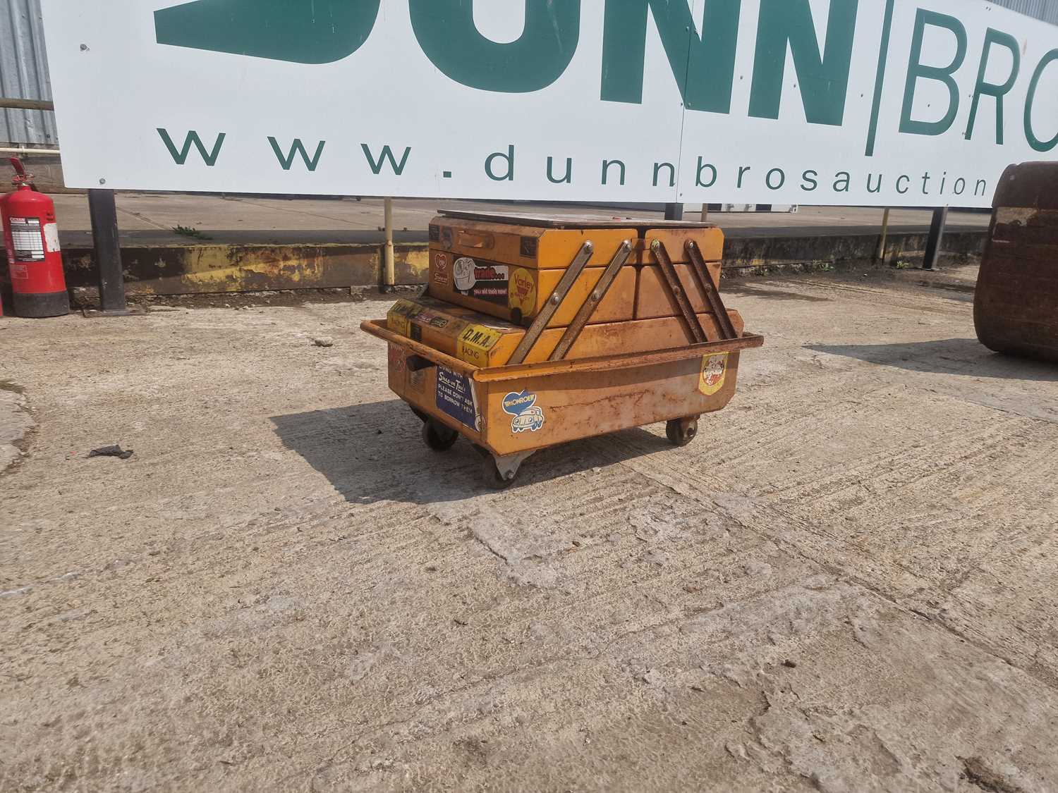 Lot 91 - Expandable Tool Box