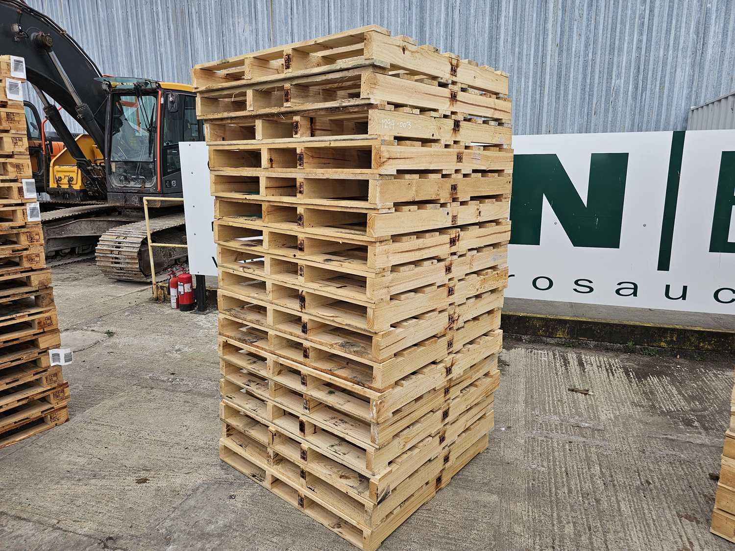 Lot 854 - Selection of Pallets 1150mm x 1150mm (17 of)