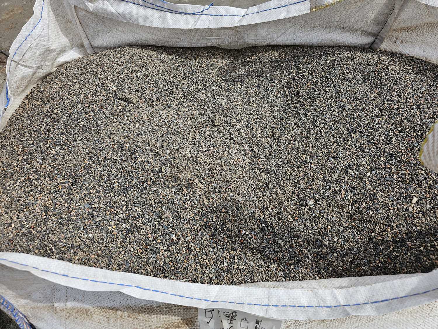 Lot 966 - Bulk Bag of 2-4mm Grit Sand